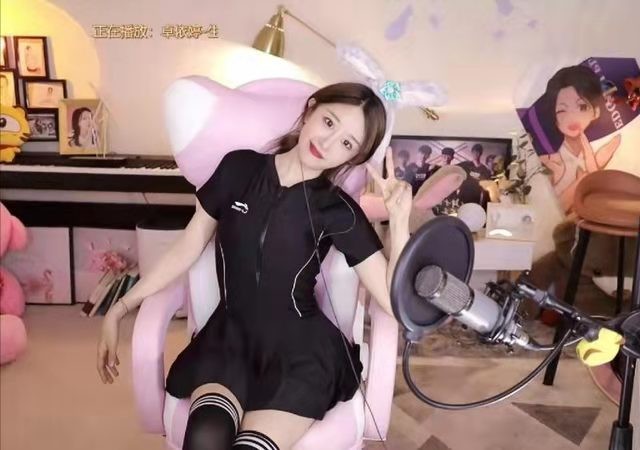 Lin Qiqi wore a swimsuit and was questioned for having a chest pad, and ...