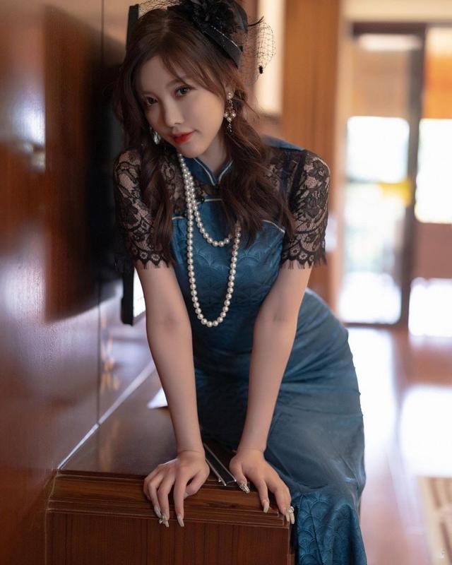 What a nice view! The beauty of the cheongsam is that the blue ...