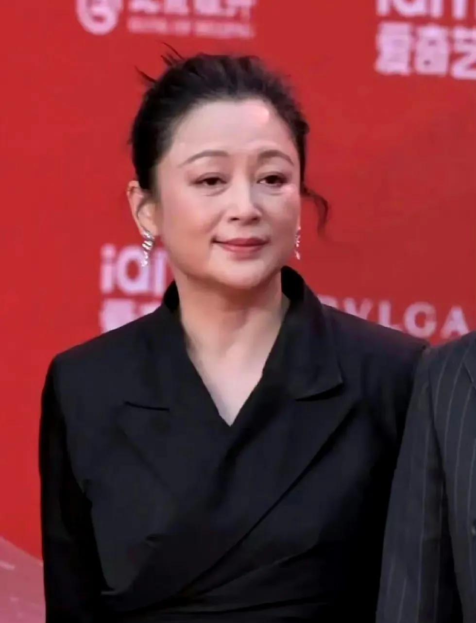 What happened to 54-year-old Chen Hong? Her face looks so real without ...