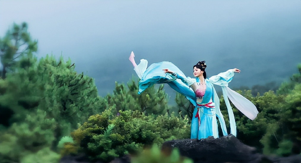 The goddess Luo Wenbo descended to the Jade Dragon Snow Mountain and ...