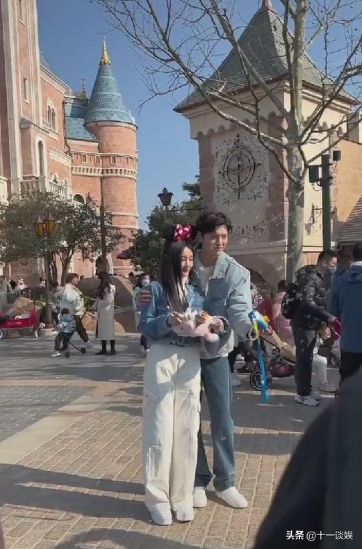 Disney ran into Li Yitong and Bi Wenjun, hugged her waist and took a ...