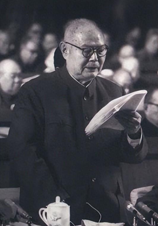 In 1975, Zhang Aiping and Ji Dengkui had a big quarrel. Ji: You are a ...