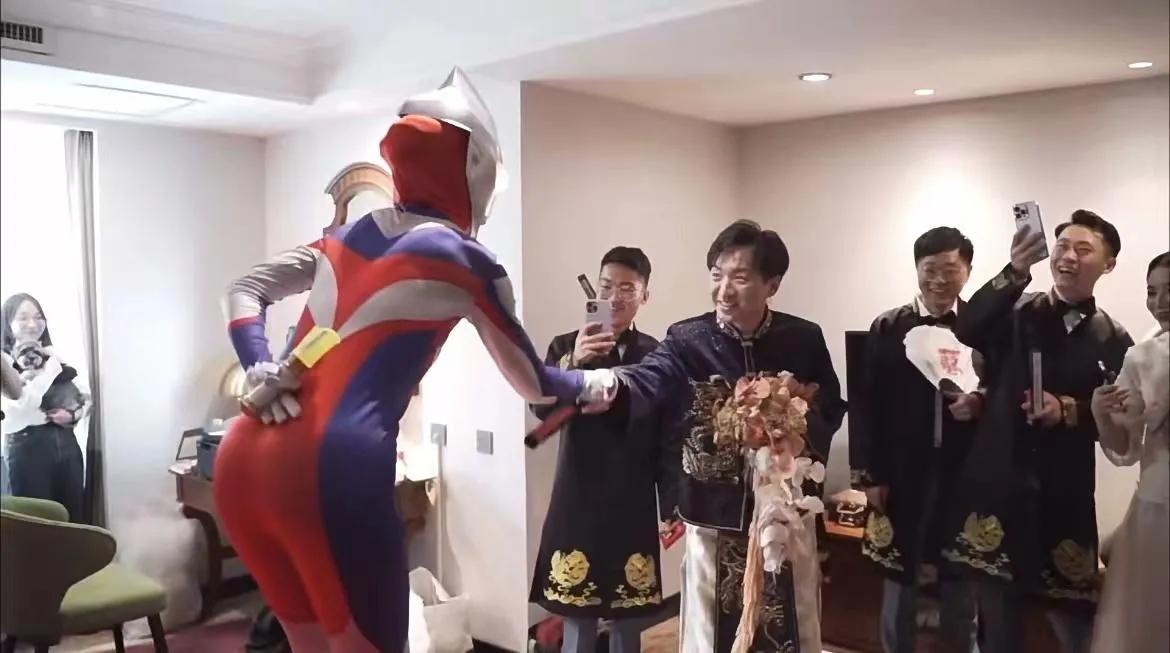 Sweetness report! On the wedding reception day, the bride dressed up as ...