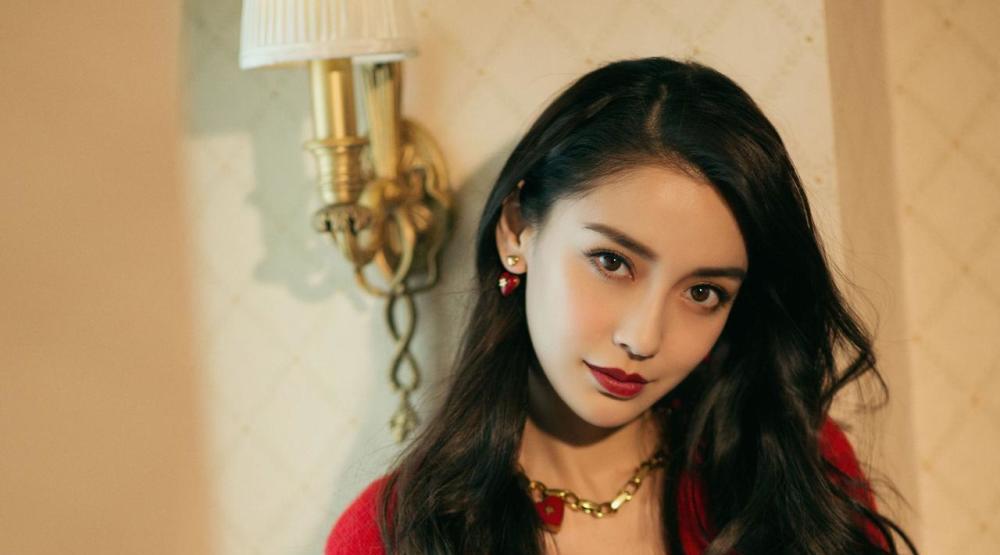 Angelababy was secretly photographed while smoking. The person next to ...