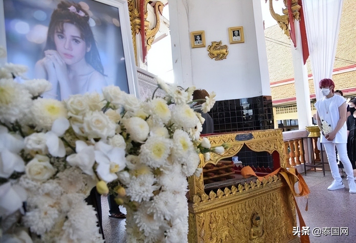 Funeral like a wedding!Thai singer Poo sends his dead girlfriend one ...