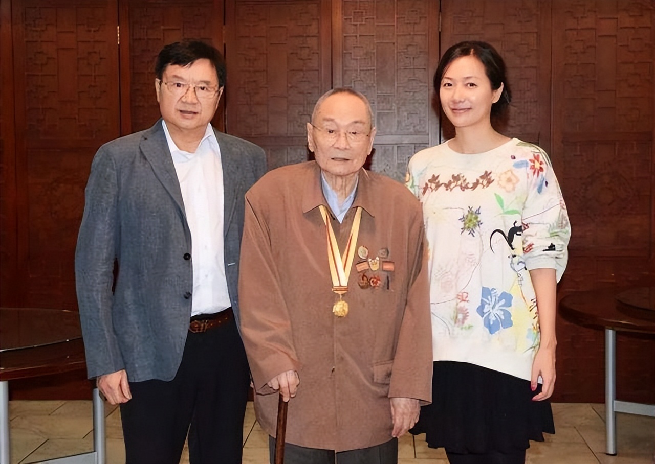 Xu Jinglei's father, Xu Zijian: His daughter was unmarried and sterile ...