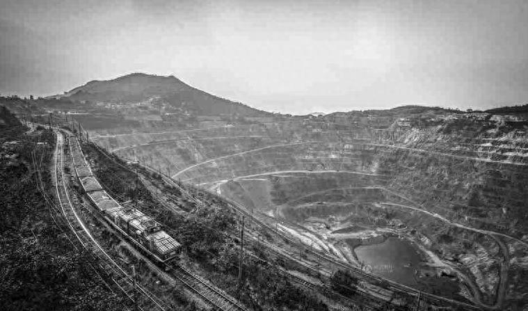The largest open-pit iron mine in the Southwest, 51 years ago, 10,000 ...