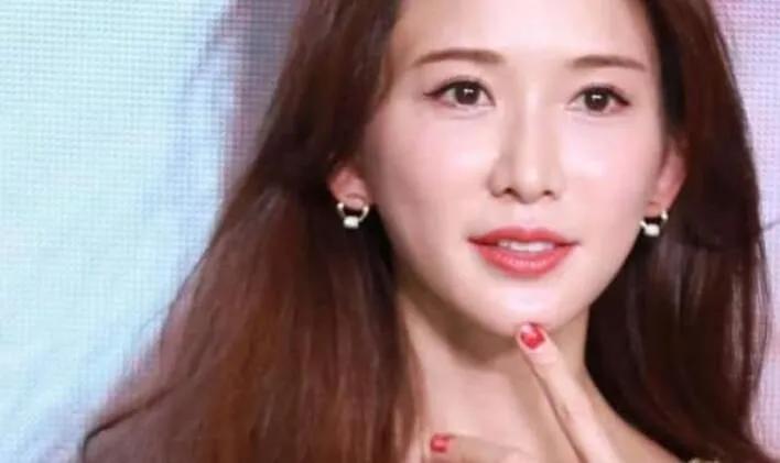 A good hand of cards was badly played, and Lin Chiling married a ...