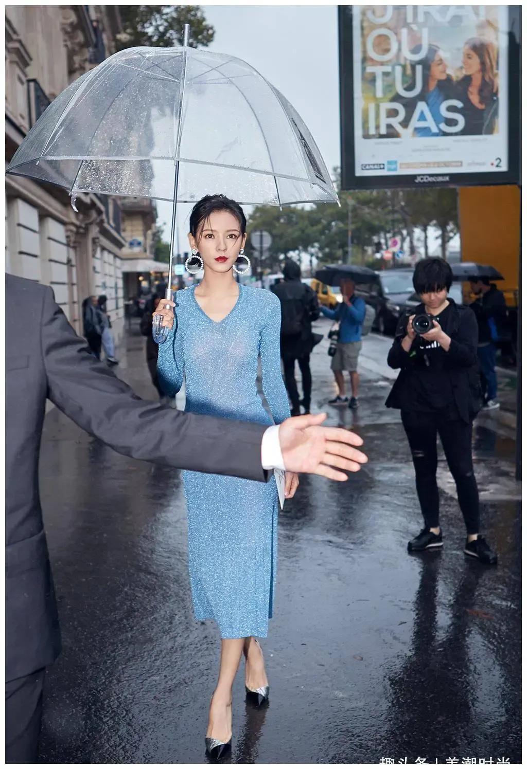 Zhang Yuxi is romantically watching the show in the rain, wearing a ...