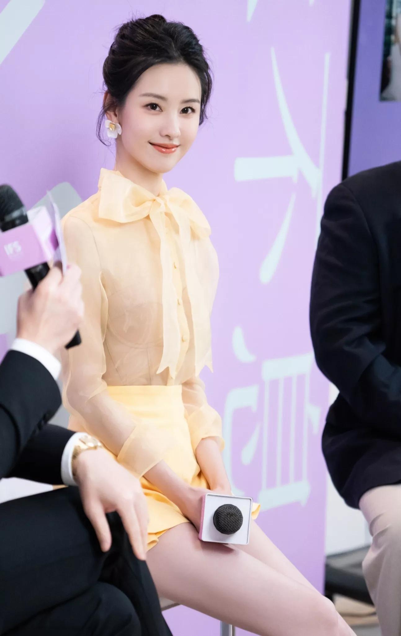 Chen Duling's photo, fair legs, pure and elegant, beautiful and moving ...