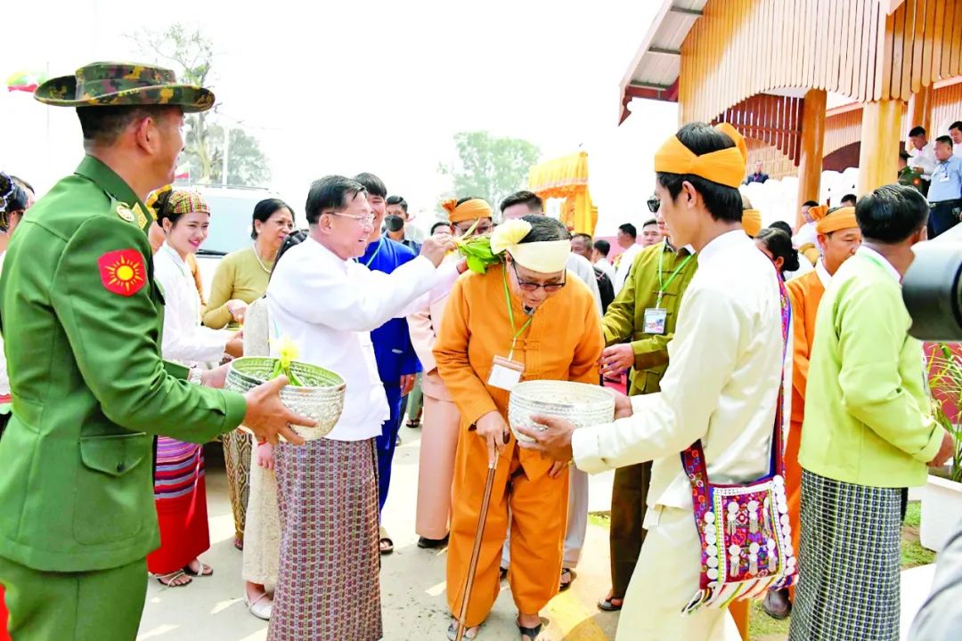Min Aung Hlaing and his wife attended the restoration of the former ...