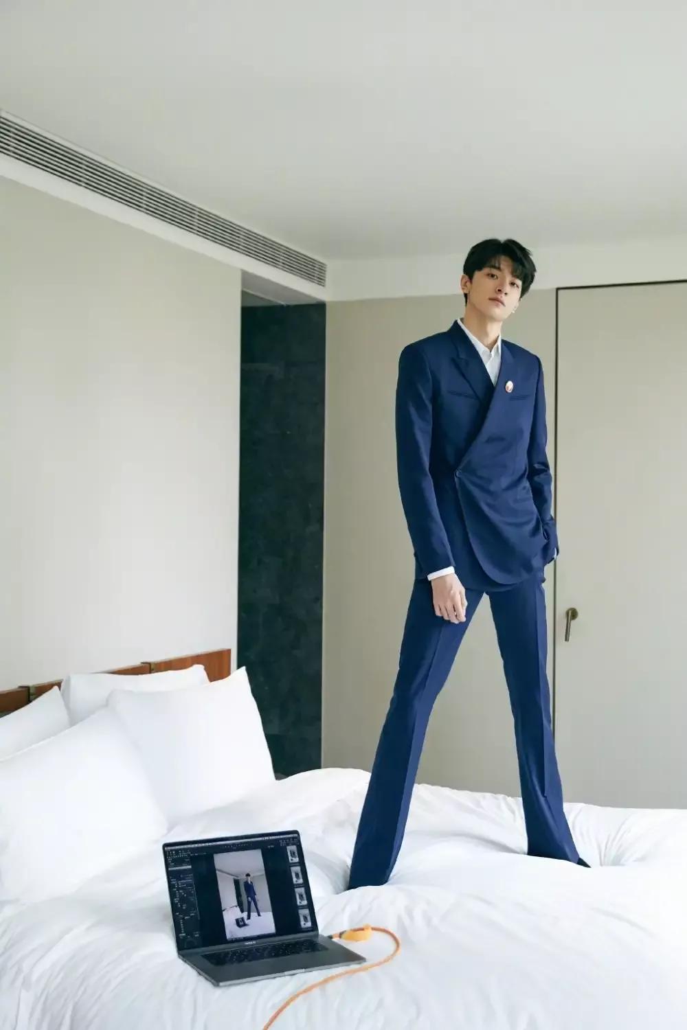 Campus male god Lin Yi's dark blue suit is cool and handsome - iNEWS