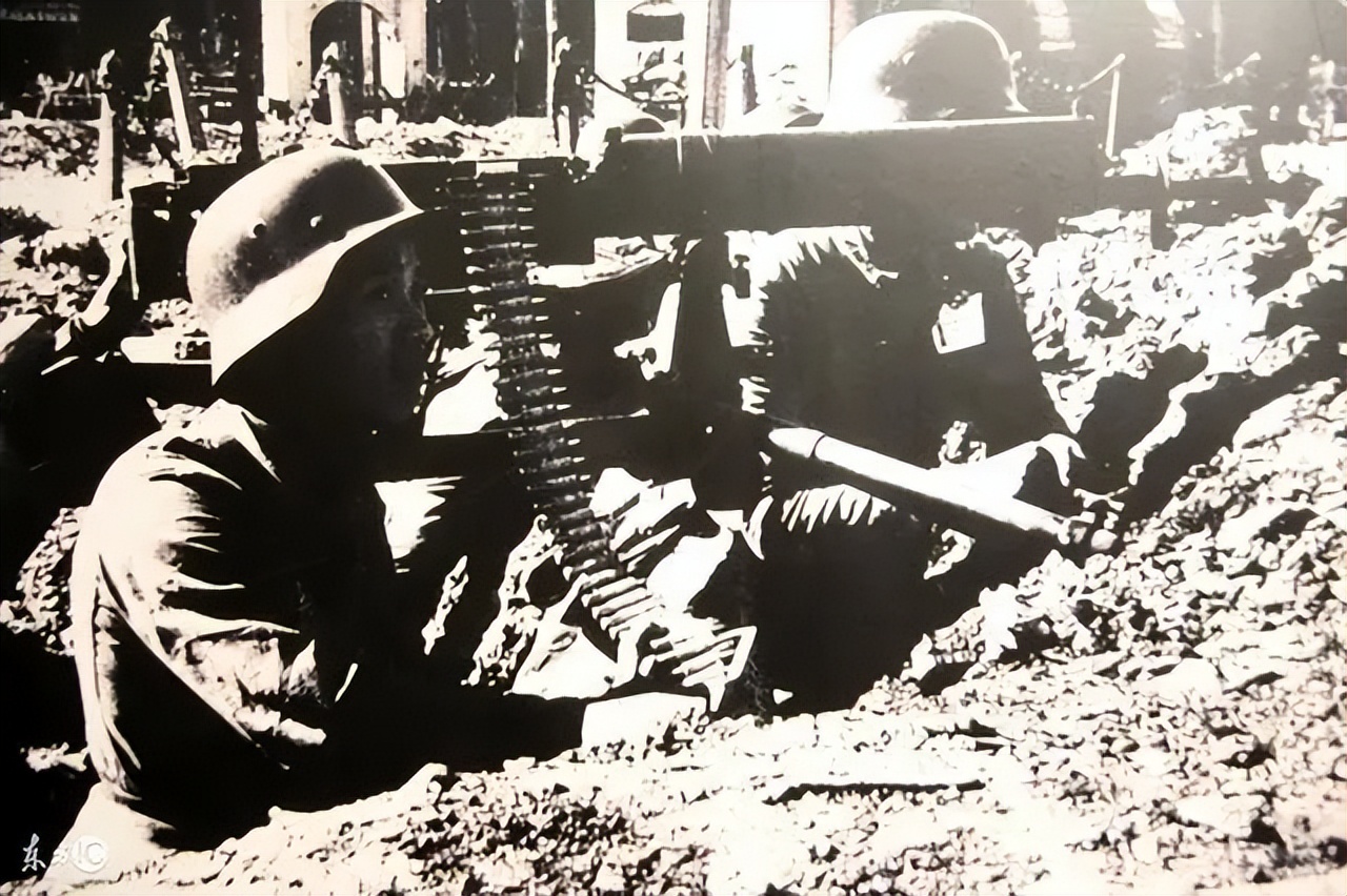 A group of old photos truly restore the brutal battle scenes of the ...