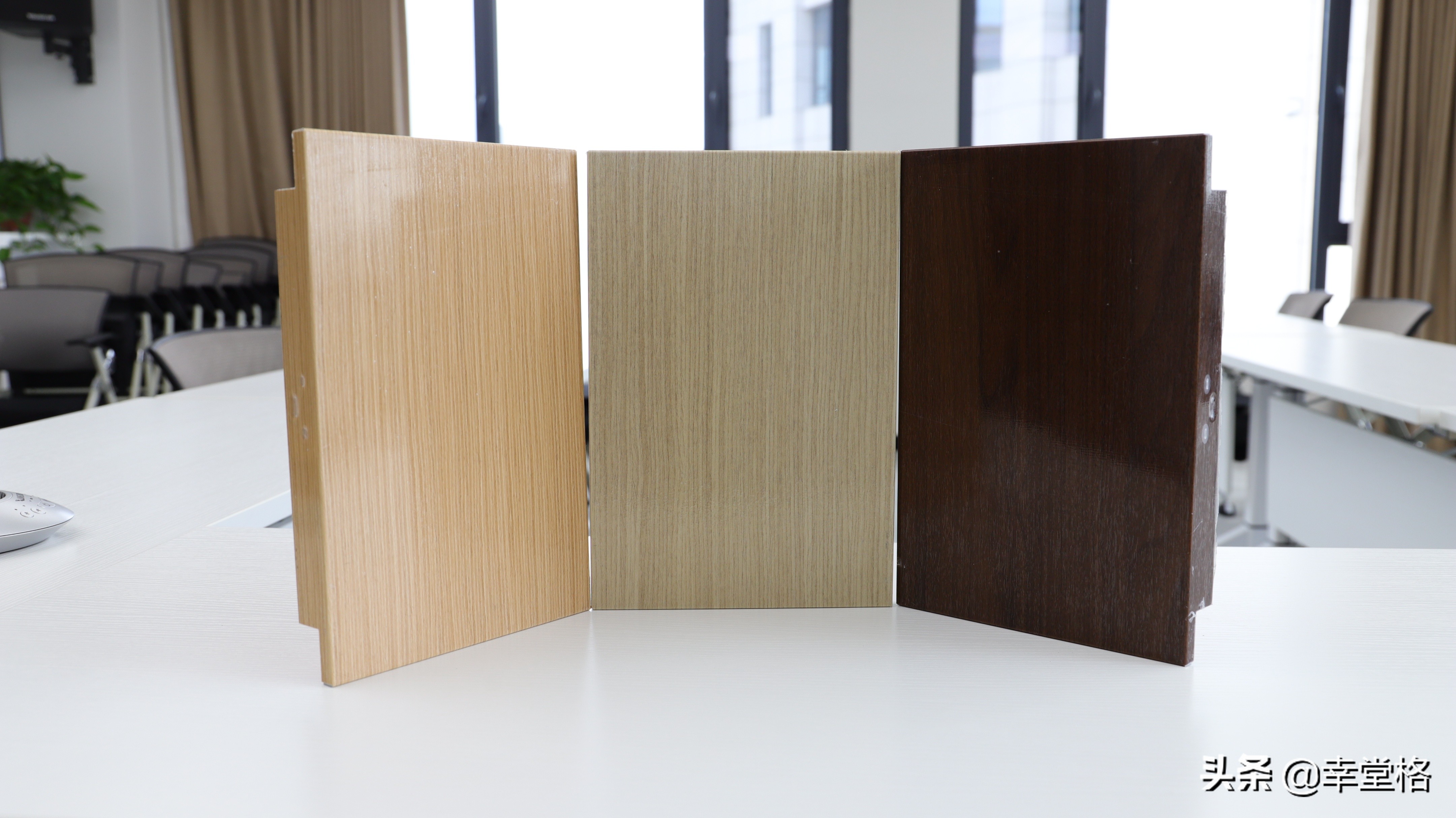 Computer room wall panel - iNEWS