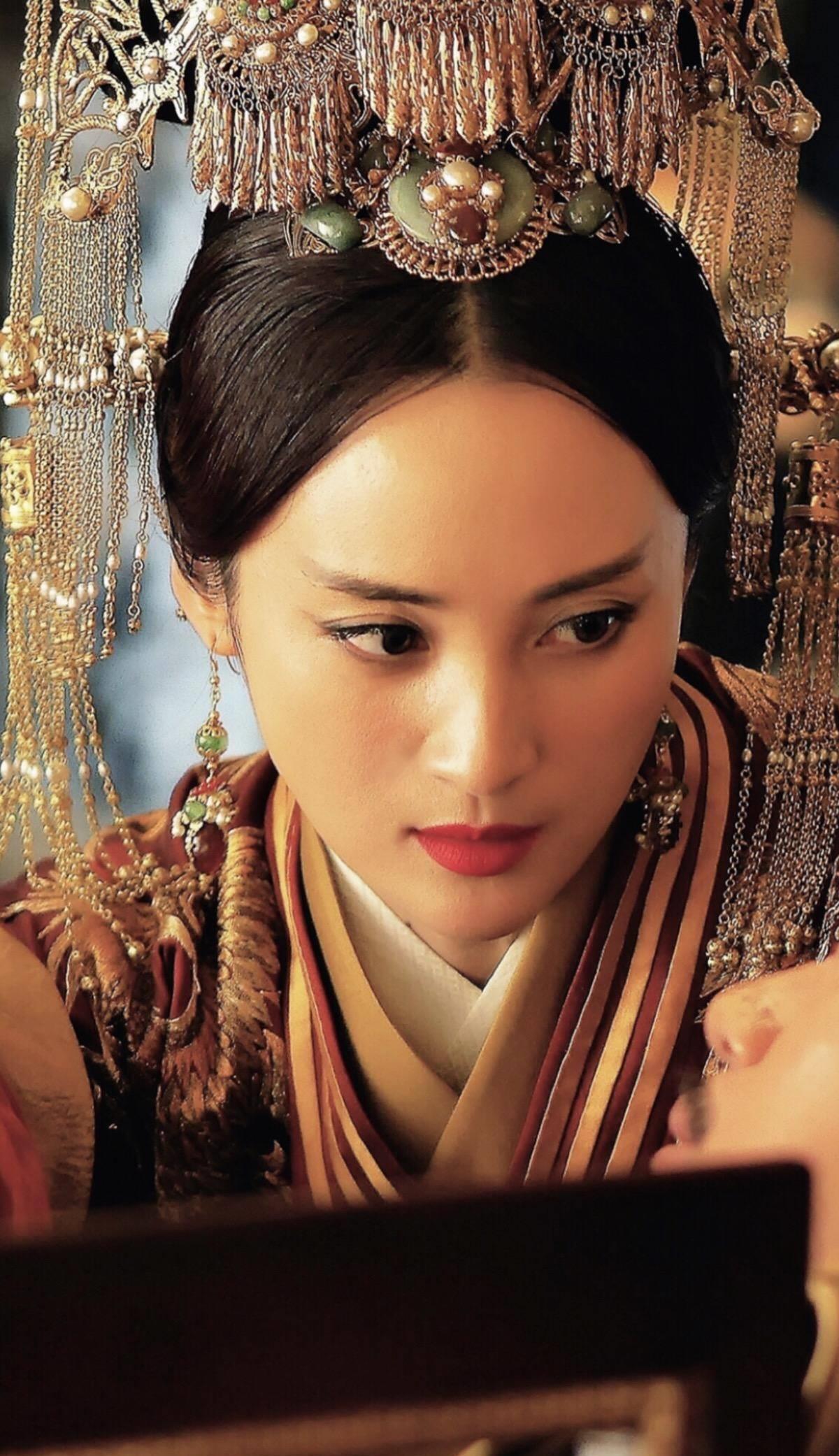 Five celebrities who look more and more fierce as they grow taller ...