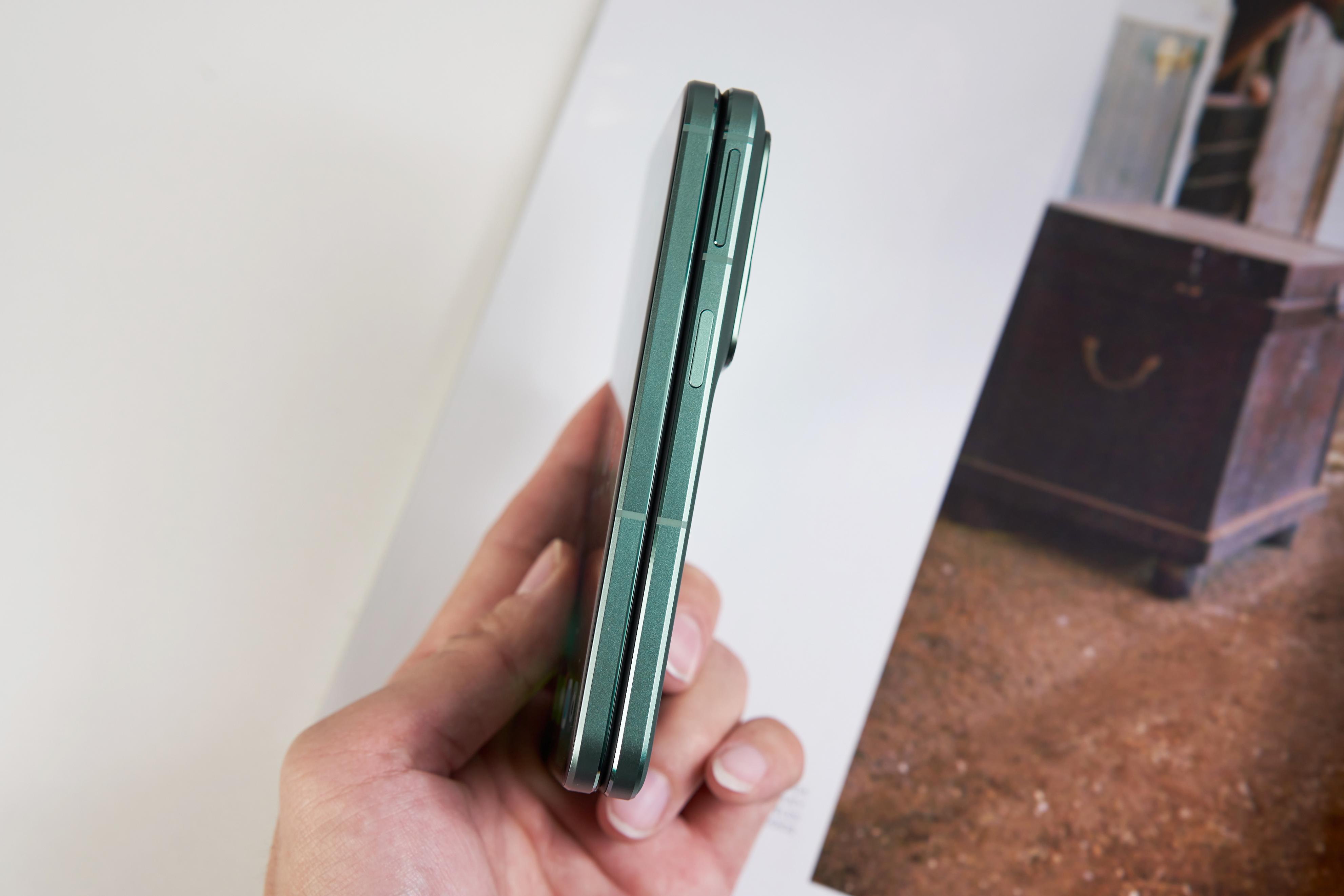 Will the Google folding screen be held with one hand? It looks exactly ...