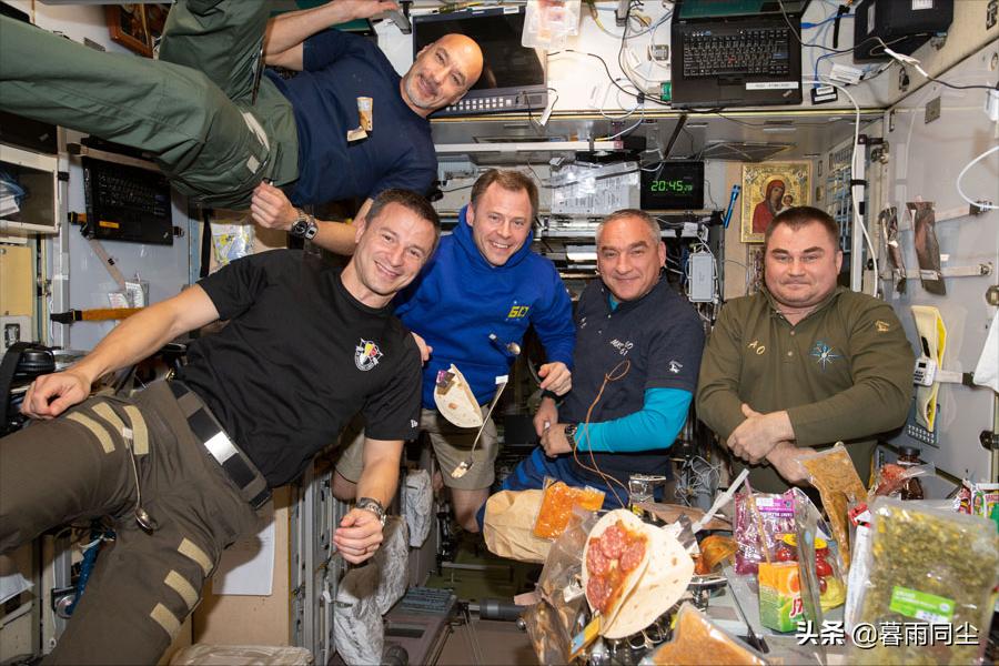 What do astronauts eat in space?How to eat and drink?Can astronauts ...