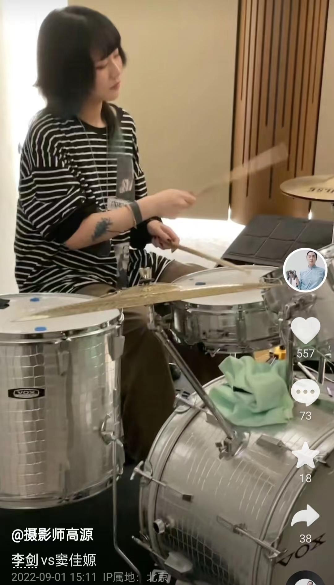 Dou Wei's 20-year-old daughter rarely shows up, she dresses up unruly ...