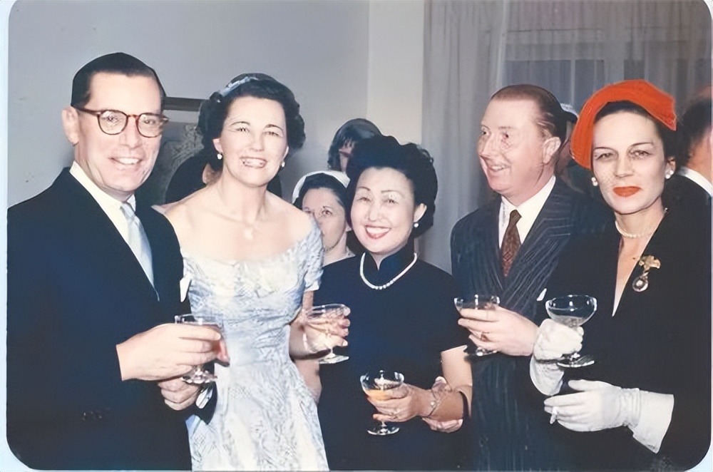 The first batch of diplomats' wives in New China took off their arms ...