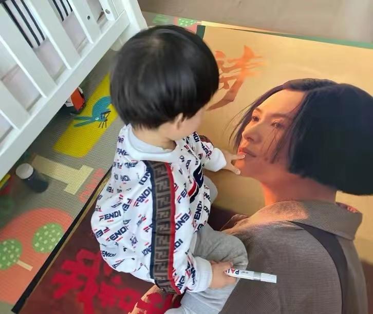 Zhang Ziyi took the baby out and held it in her arms the whole time - iNEWS