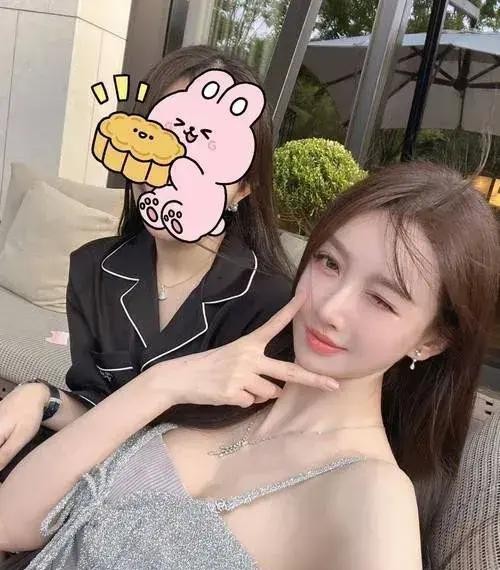 Can Huang Xiaoming bear this? Ye Ke shows off her "technological breasts" on live broadcast! Too ...