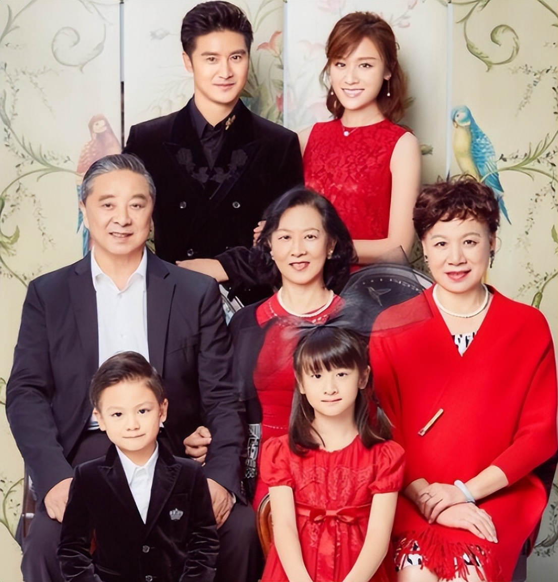 A photo of Tian Liang's family of seven together was exposed! The seven ...
