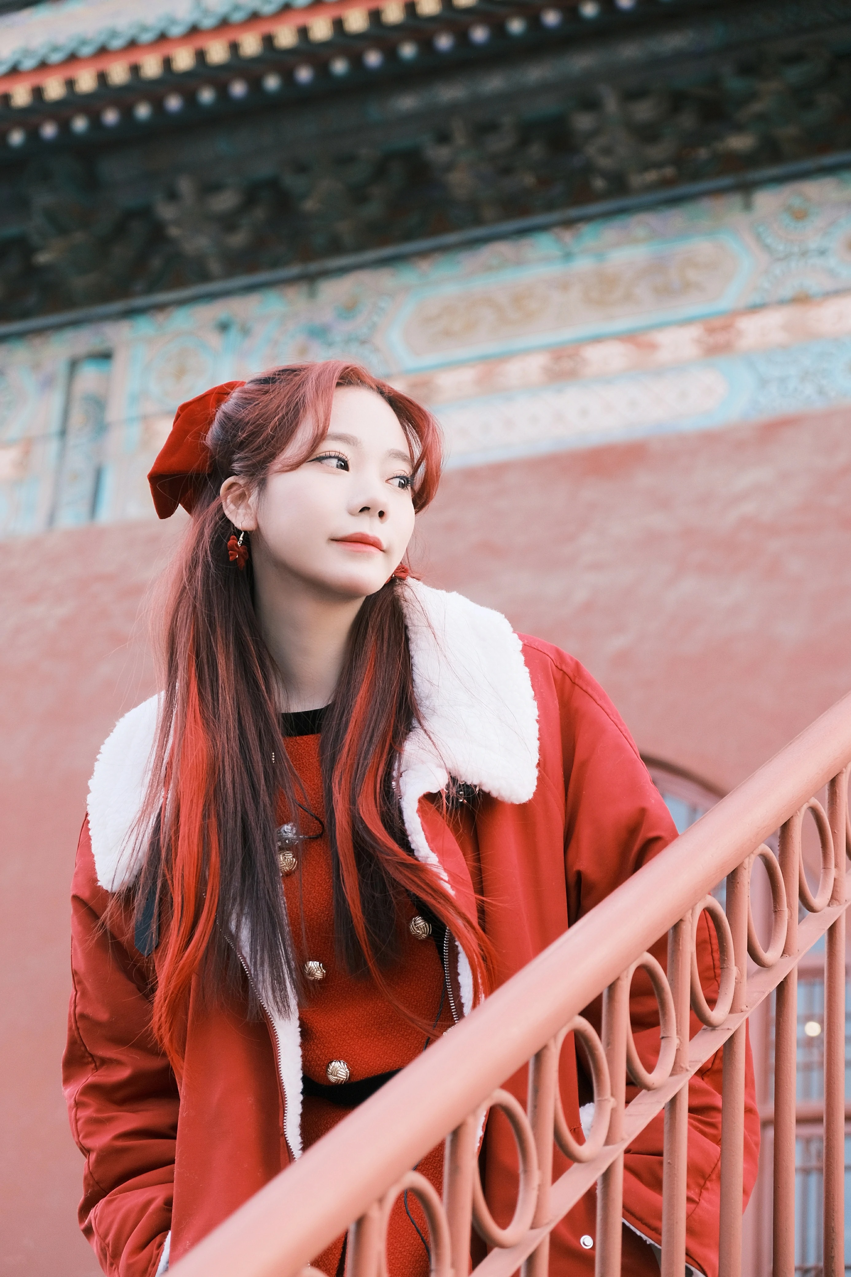 Zhang Zining red cotton coat with red bow hair accessories winter ...