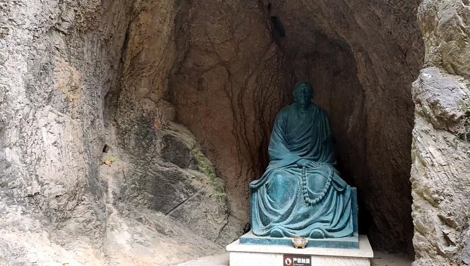 The ancient Bodhidharma cave on the Shogunate Mountain in old Nanjing ...