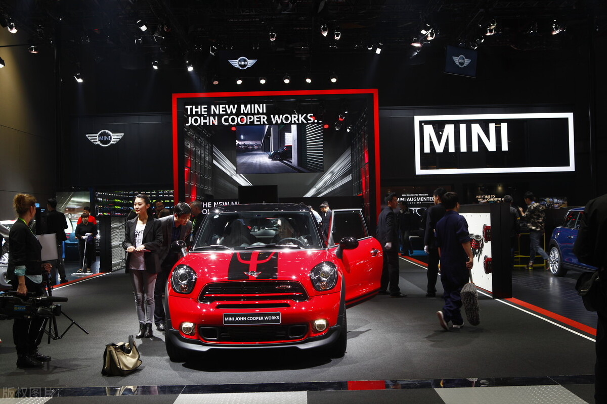BMW MINI ice cream event. Stepping on the red line of "worshiping ...