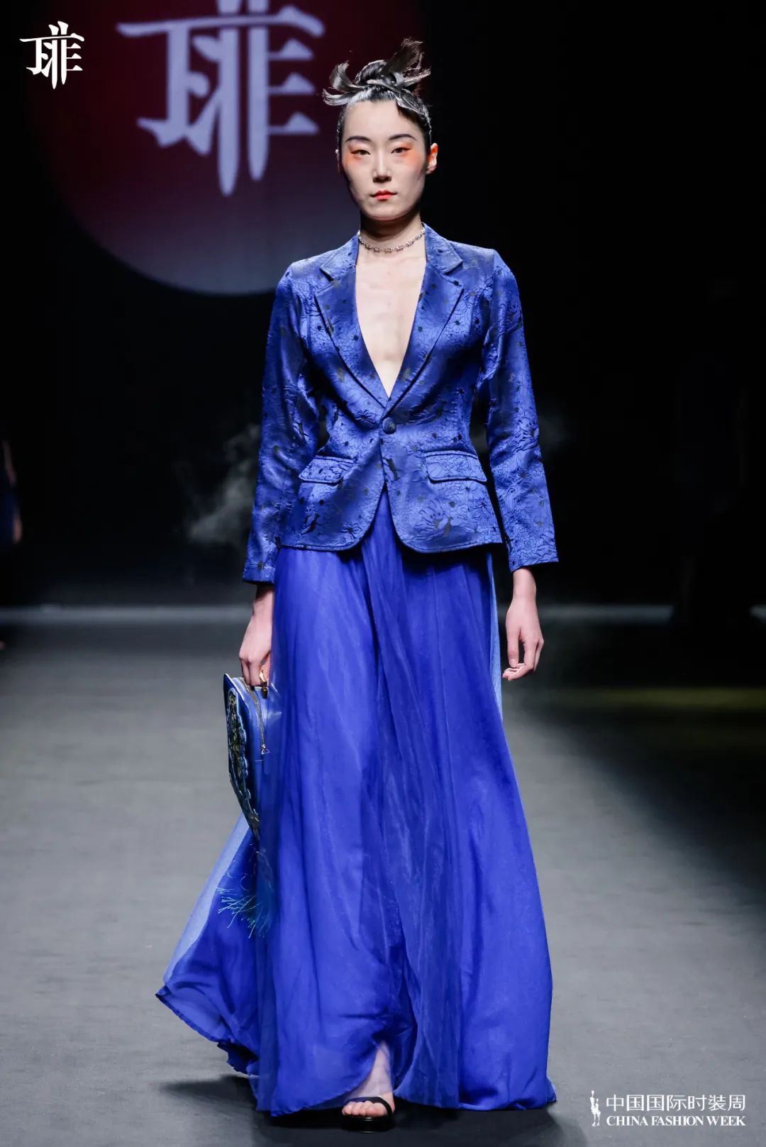 Ding Fei's AW23 debut: "Thousands of miles to the military machine" interprets the beauty of ...