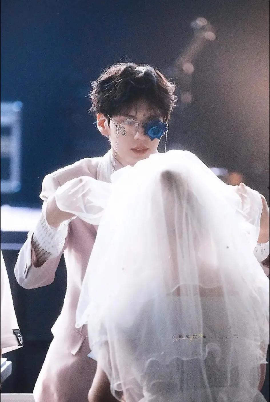 Bi Wenjun sang songs live at the autograph sale, wearing retro glasses, helping fans lift their ...