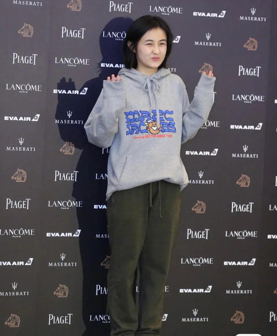 Zhang Zifeng's gray sweater and dark slacks are full of girlishness and ...