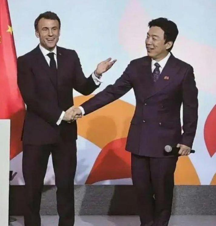 57-year-old Gong Li took the French presidential plane, and when she ...