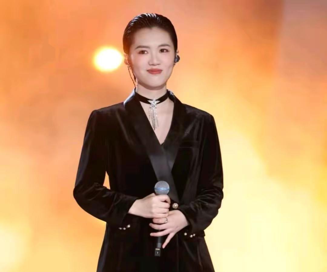 After Liang Yuying won the championship, she signed with Mengxiang ...