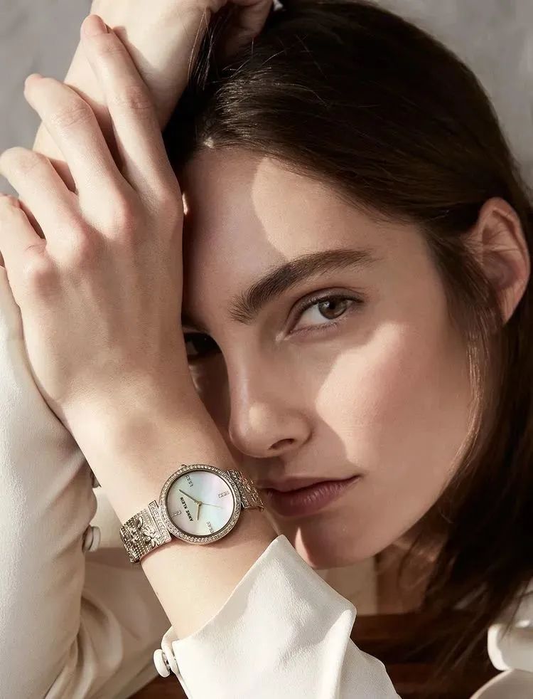 Women wear less gold bracelets in summer, and elegant women choose ...