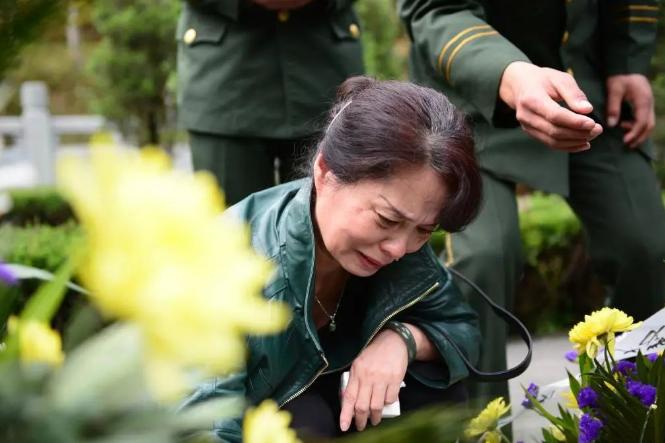Wenzhou woman Luo Xiaoshuang: her husband died and the fireman's son died. How is she now? - iNEWS