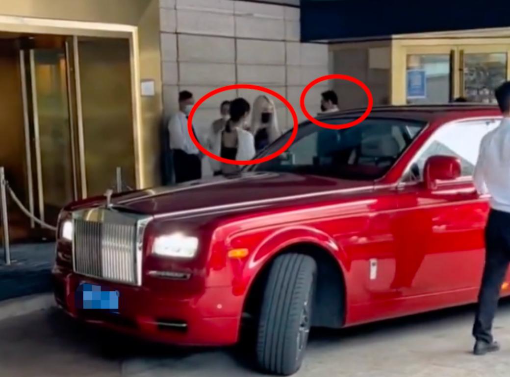 Wang Sicong took two beauties shopping and was photographed!Driving a ...