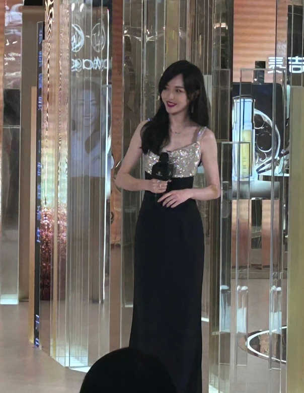 Seeing Tang Yan under the lens of passers-by, I understand how big the ...