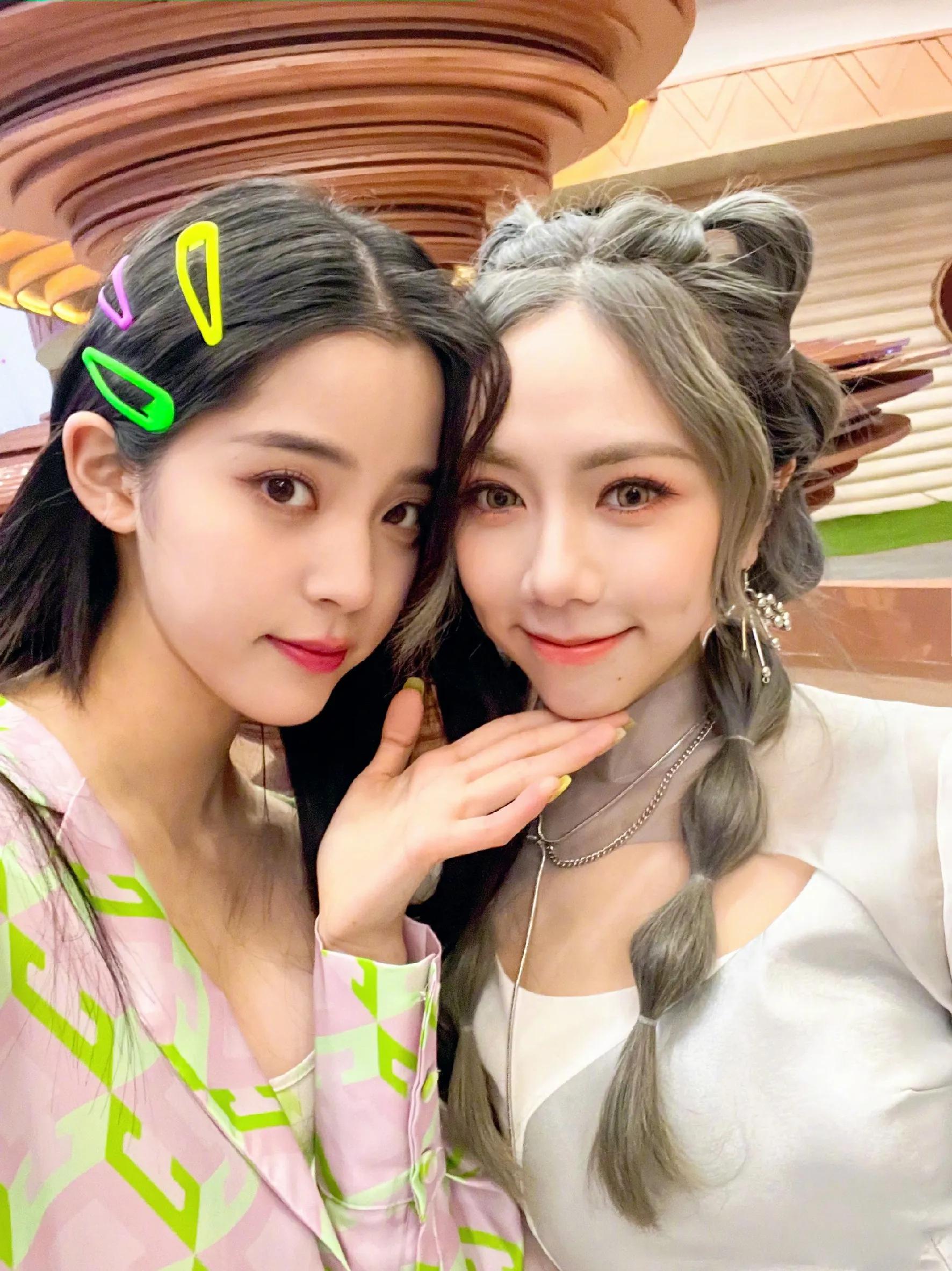 Deng Ziqi's new song "Don't Want to Go Home" debuted, named Ouyang Nana ...