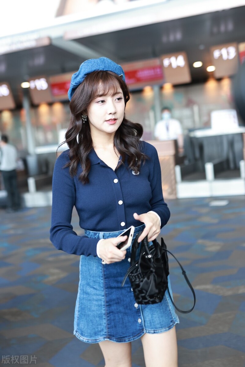 Yitong wearing a beret is playful and cute with fair thighs - iMedia