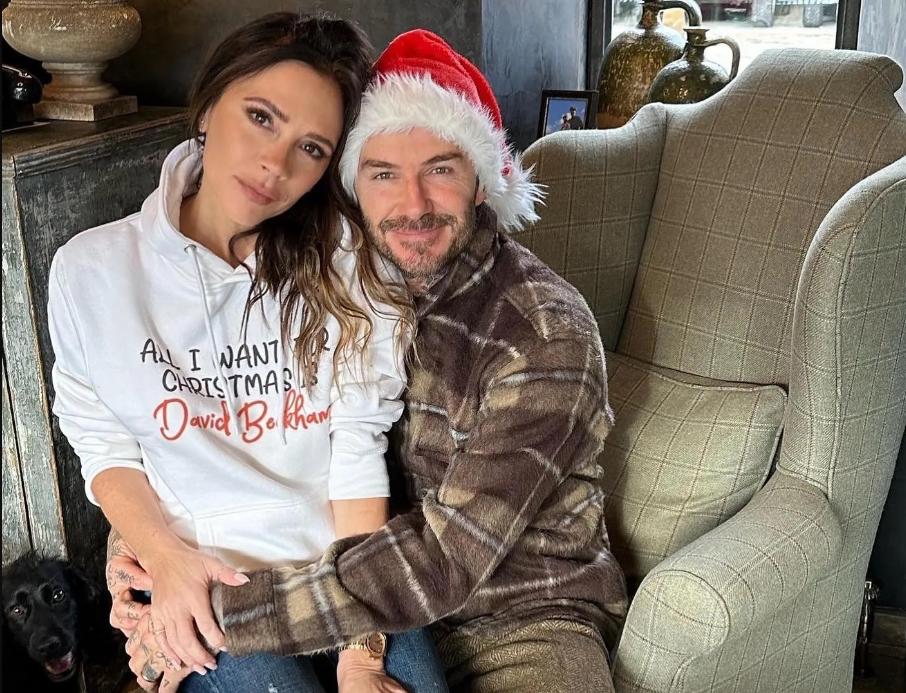 Mrs. Beckham shows off her love for Christmas and takes a selfie on the ...