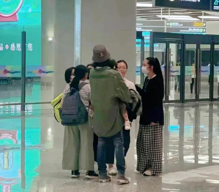 Guo Biting took her children to Hangzhou and waited anxiously for the ...