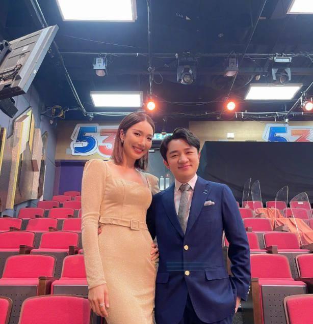 Wong Cho Lam and his wife made a romantic appearance, holding roses in ...