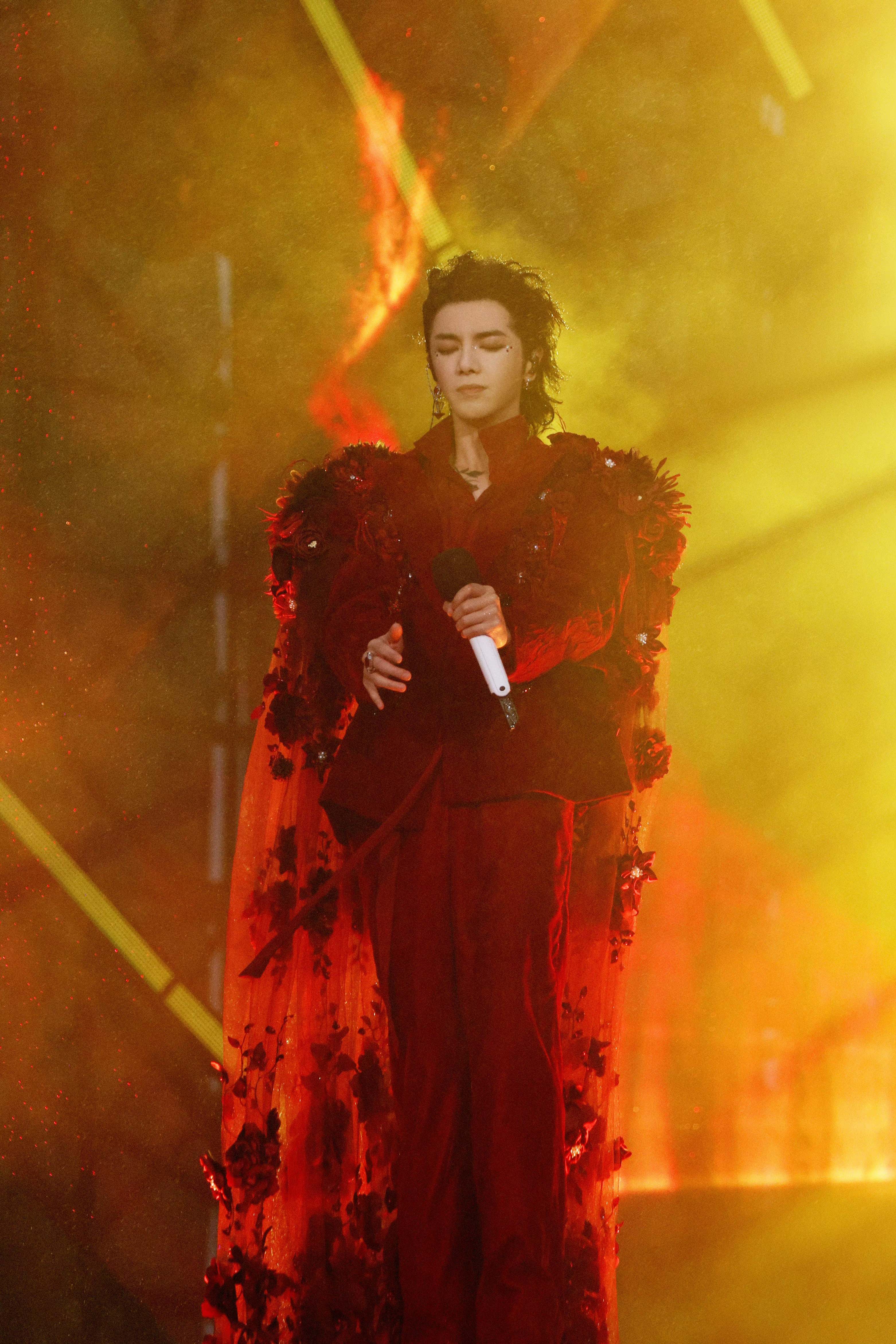 On the first day of Hua Chenyu's Changsha concert, he sang in the rain ...