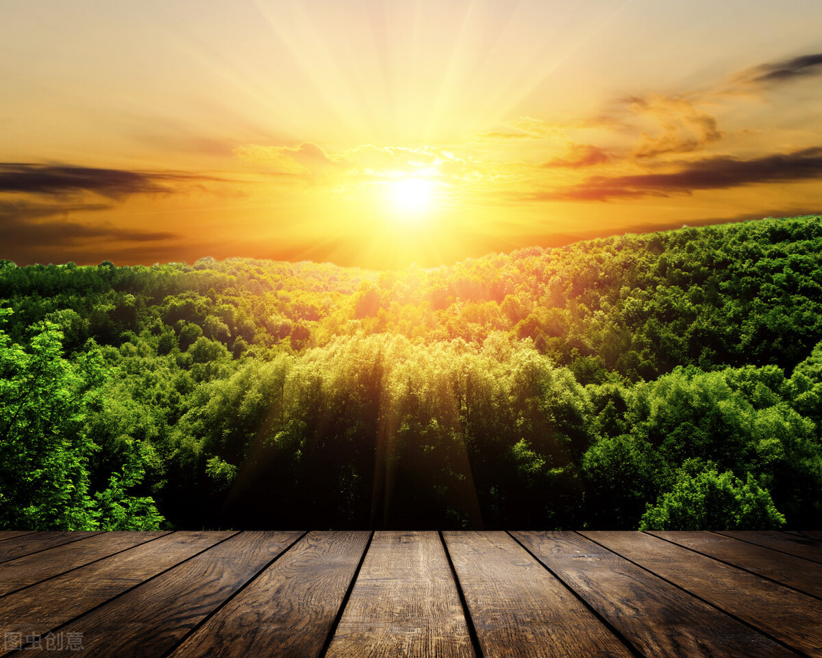 Beautiful scenery, sunrise in the east, the sun is shining brightly ...