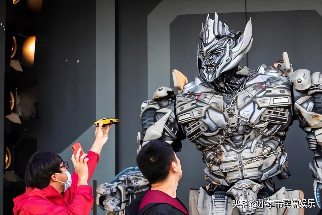 Who is the actor who plays Megatron in Universal Studios? - iNEWS