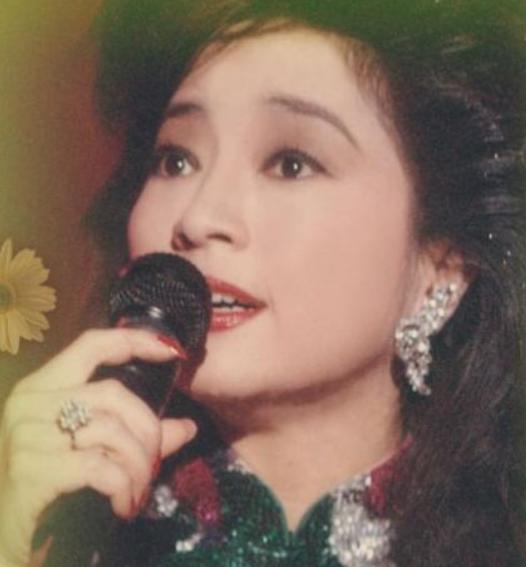 Among the five female singers who have won the most local platinum ...