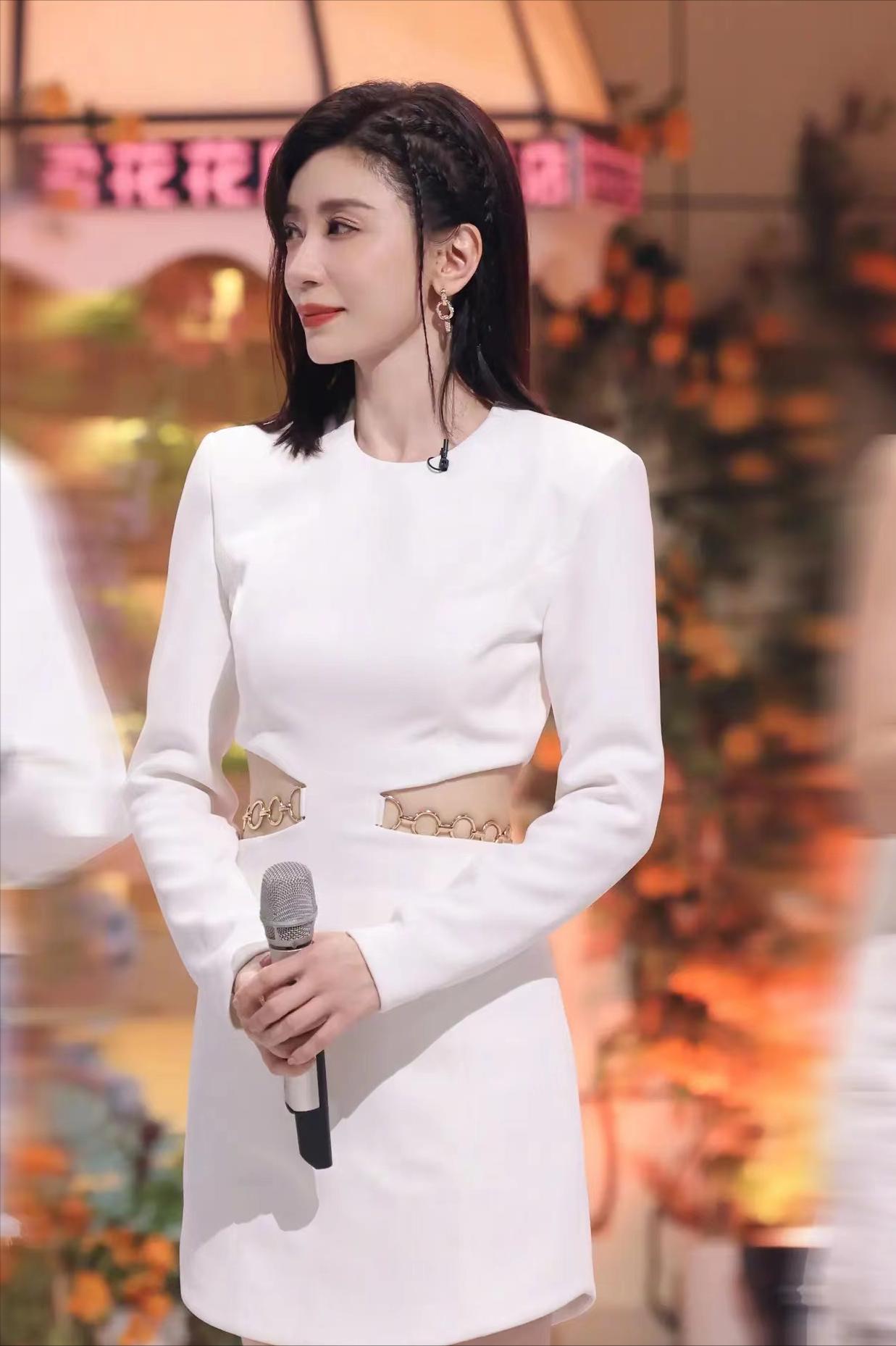 In her 40s, Jia Jing is still fashionable and charming. Every movement ...