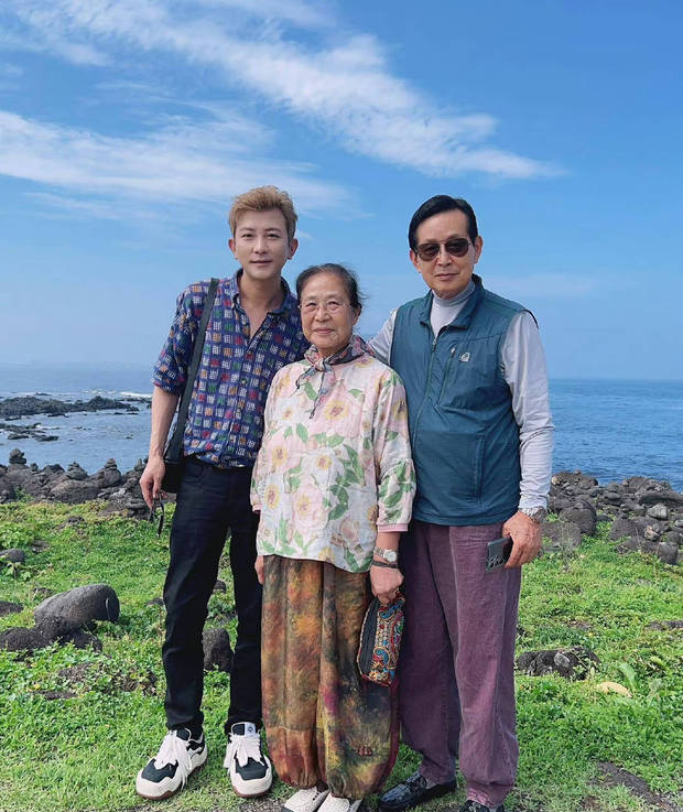 Da Zuo visits the parents of his late friend Kim Han-il and the two met ...