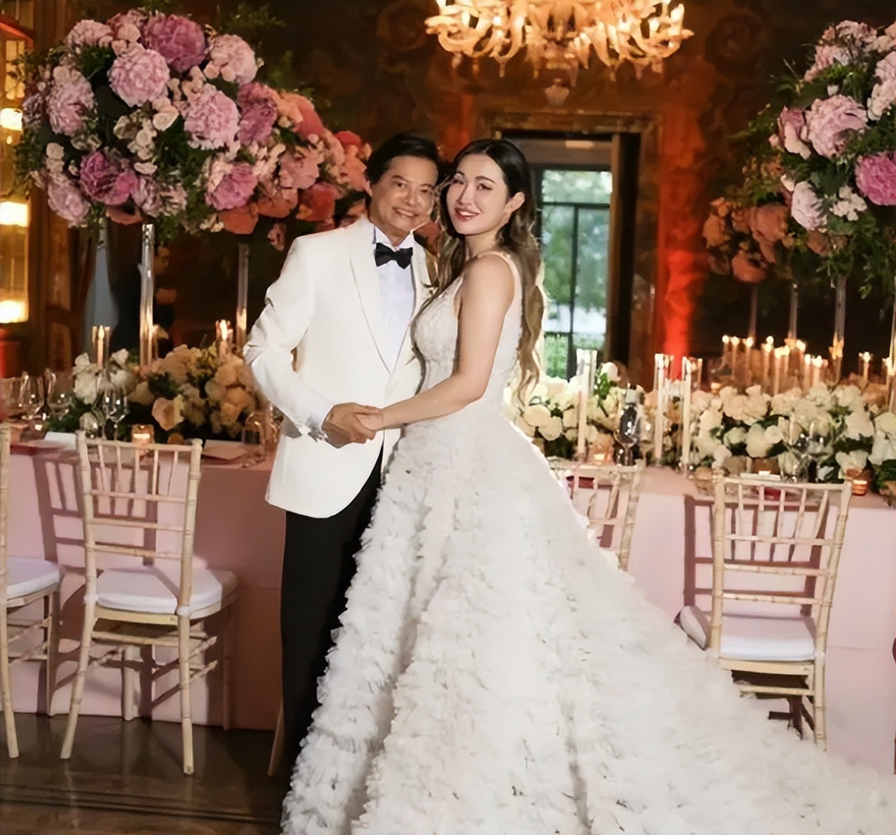 Love knows no age! The 65-year-old singer Warren Mok marries a ...